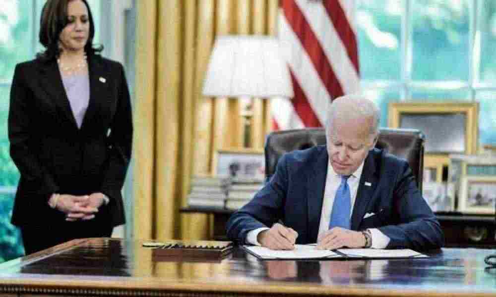 Украинд их хэмжээний зэвсэг нийлүүлэх хөтөлбөрт Байден гарын үсэг зурлаа