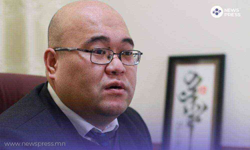 Б Гүнбилэг Цэцийн буруугаар тайлбарласан зүйлийг нь хүлээн зөвшөөрч Үндсэн хуульдаа гар хүрч