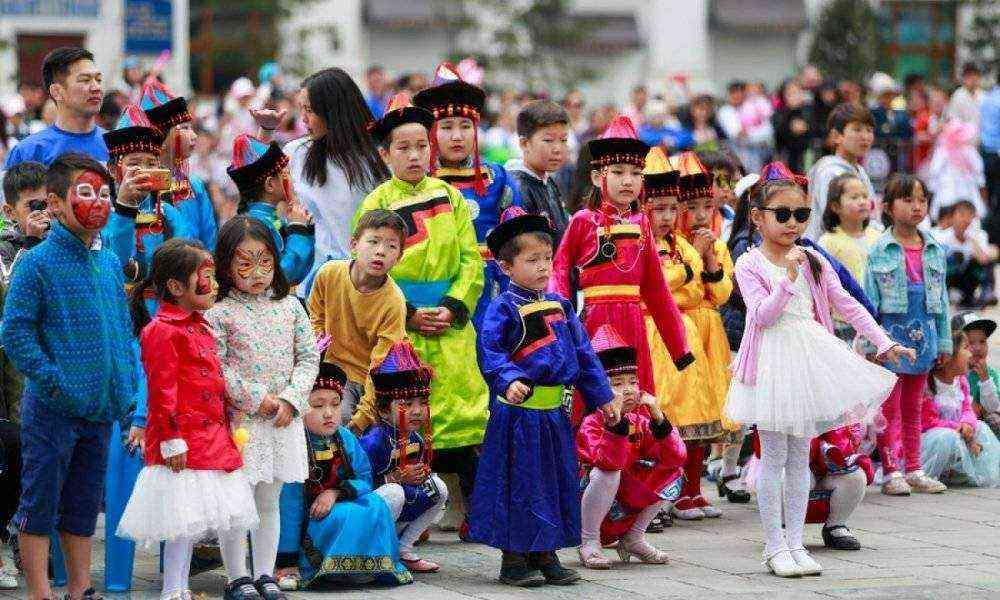 Хүүхэд бүр аз жаргалаар бялхаж инээж байг