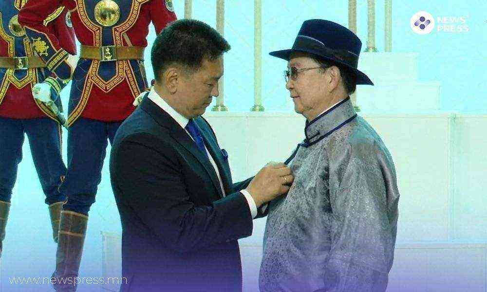 “Эрдэнэт” үйлдвэрийн ерөнхий захирал Х Бадамсүрэн Хөдөлмөрийн баатар