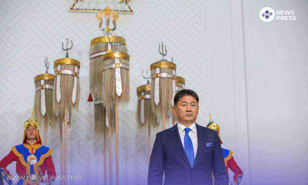 Монгол Улсын Ерөнхийлөгч У Хүрэлсүх төрийн дээд цол одон медаль